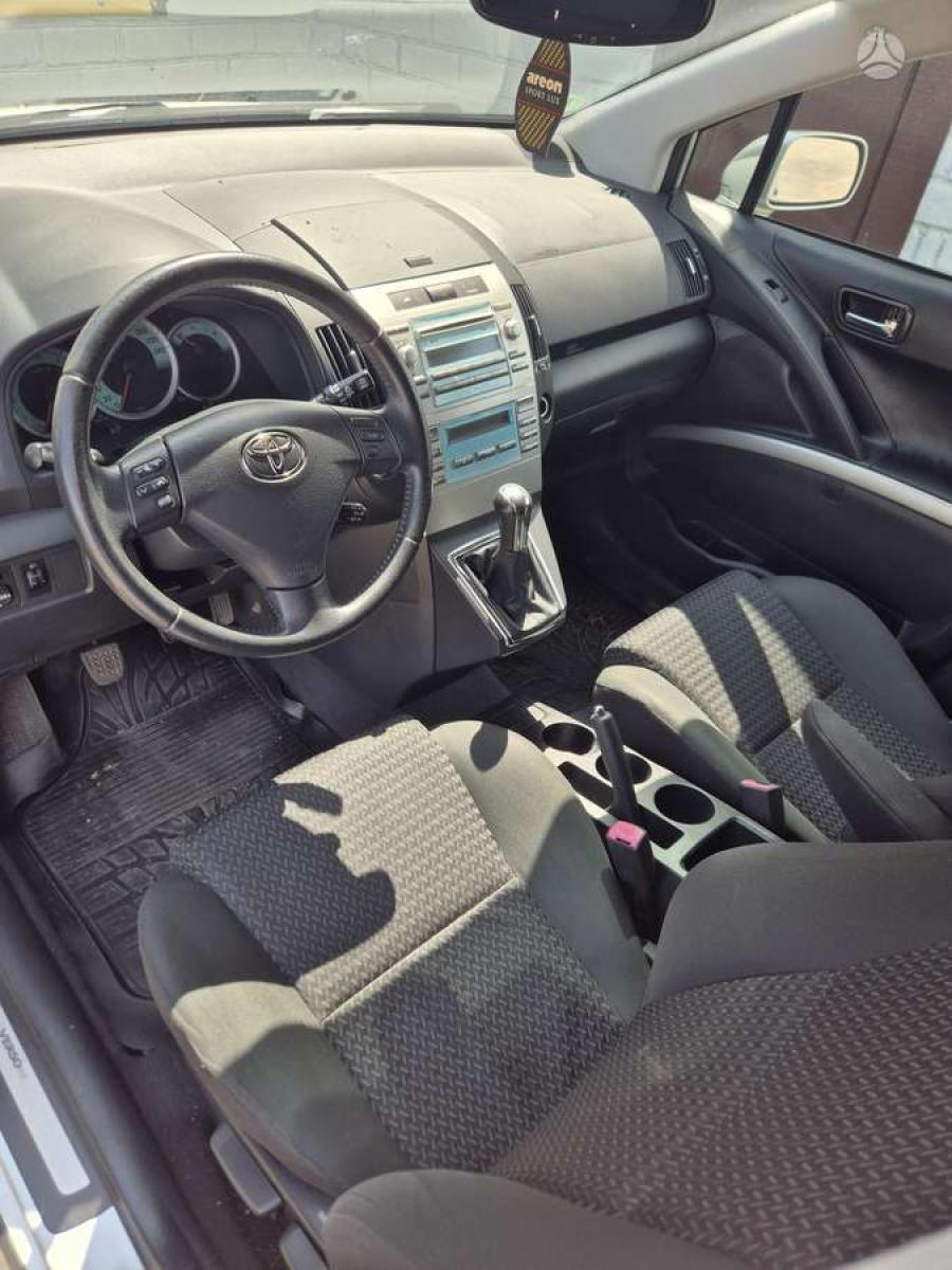 Pelēks Toyota Corolla Verso 2009 Mažeikiai, ar dzinēja tilpumu 2.20 L un nobraukumu 300 tūkst. km par 4100 €, foto 10 vietnē AUTOMOTO.COM.LV