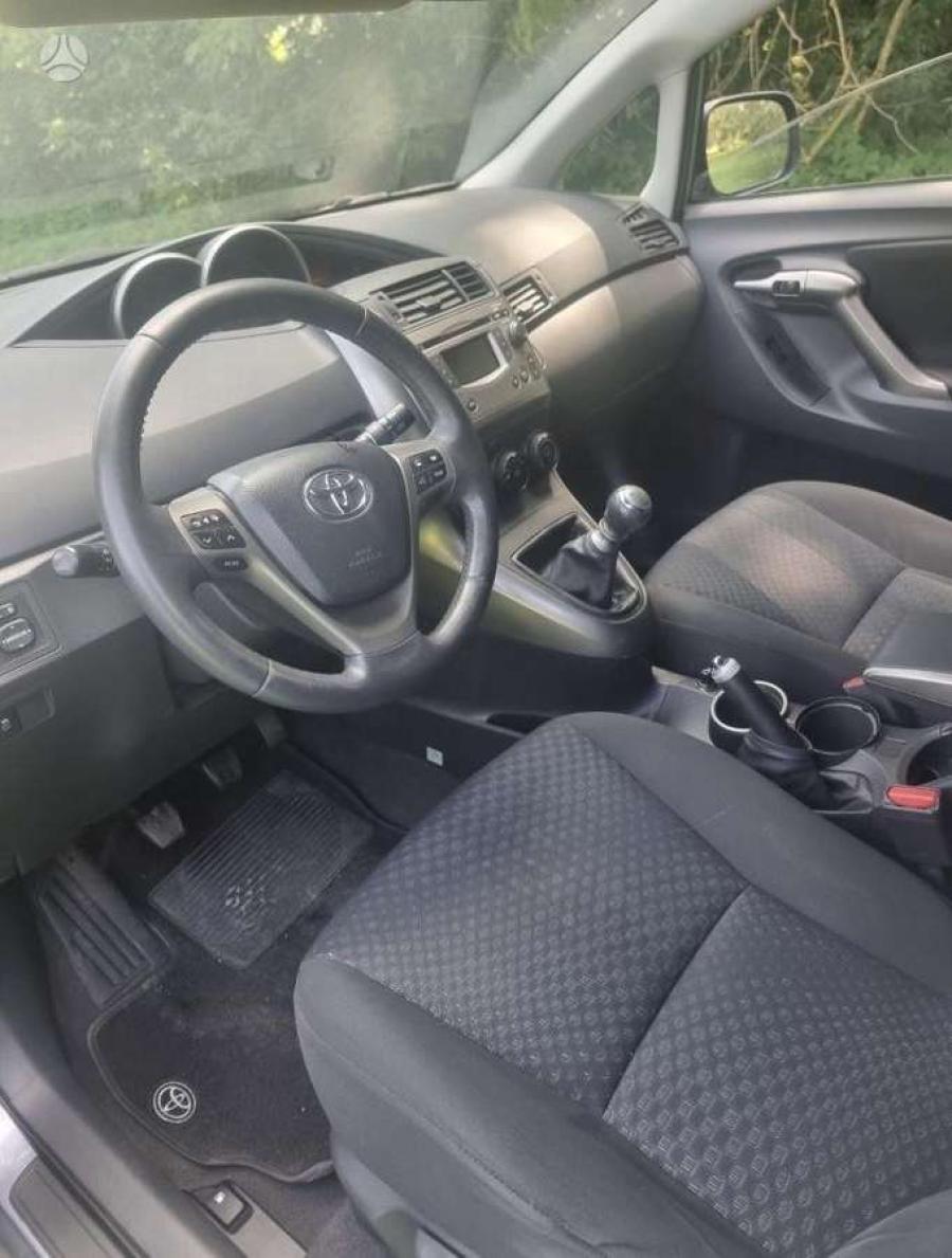 Grey Toyota Corolla Verso 2010 in Panevezys, with an engine capacity of 2.00 L and mileage of 268 thousand km for 5150 €, photo 1 on AUTOMOTO.COM.LV