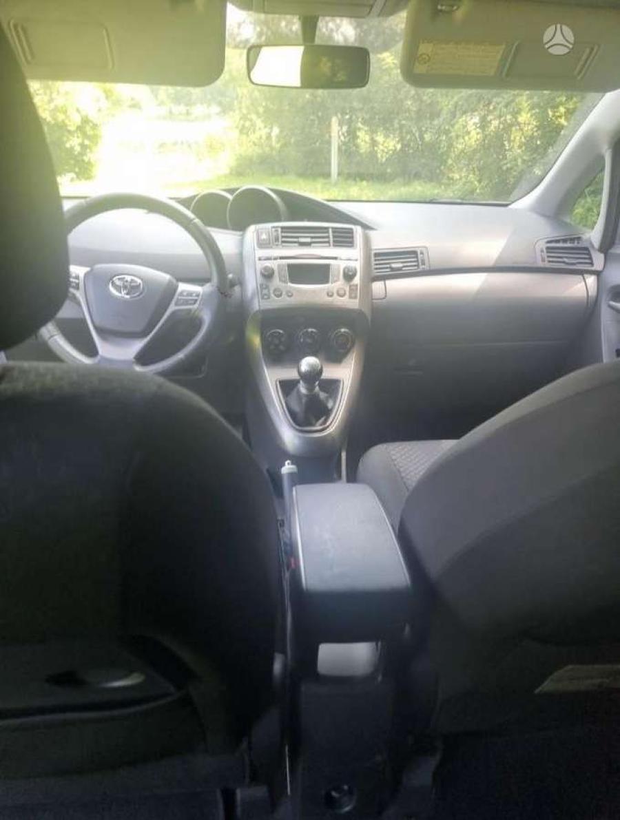 Grey Toyota Corolla Verso 2010 in Panevezys, with an engine capacity of 2.00 L and mileage of 268 thousand km for 5150 €, photo 4 on AUTOMOTO.COM.LV
