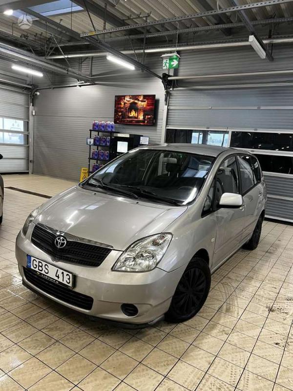 Pelēks Toyota Corolla Verso 2002 Viļņa, ar dzinēja tilpumu 2.00 L un nobraukumu 328 tūkst. km par 950 €, foto 1 vietnē AUTOMOTO.COM.LV
