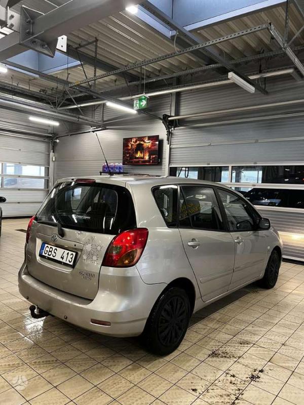 Pelēks Toyota Corolla Verso 2002 Viļņa, ar dzinēja tilpumu 2.00 L un nobraukumu 328 tūkst. km par 950 €, foto 3 vietnē AUTOMOTO.COM.LV