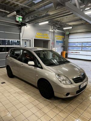 Grey Toyota Corolla Verso 2002 in Vilnius, with an engine capacity of 2.00 L and mileage of 328 thousand km for 950 €, photo 4 on AUTOMOTO.COM.LV
