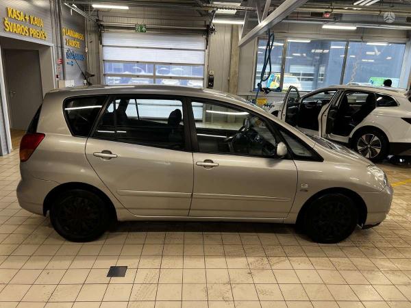 Pelēks Toyota Corolla Verso 2002 Viļņa, ar dzinēja tilpumu 2.00 L un nobraukumu 328 tūkst. km par 950 €, foto 6 vietnē AUTOMOTO.COM.LV