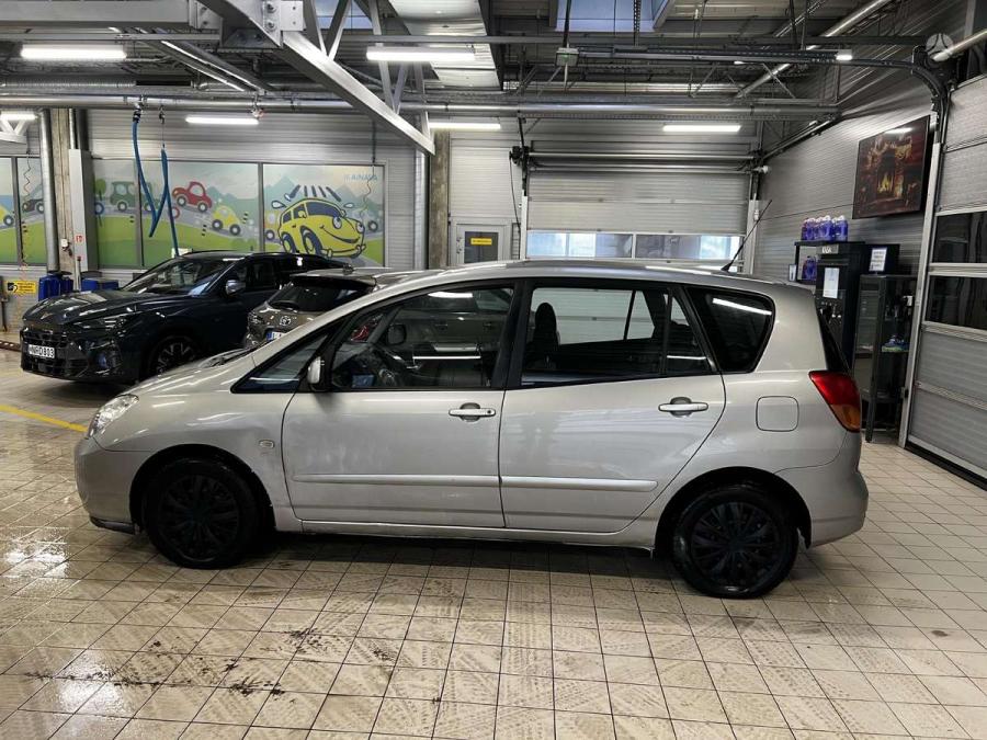 Grey Toyota Corolla Verso 2002 in Vilnius, with an engine capacity of 2.00 L and mileage of 328 thousand km for 950 €, photo 7 on AUTOMOTO.COM.LV