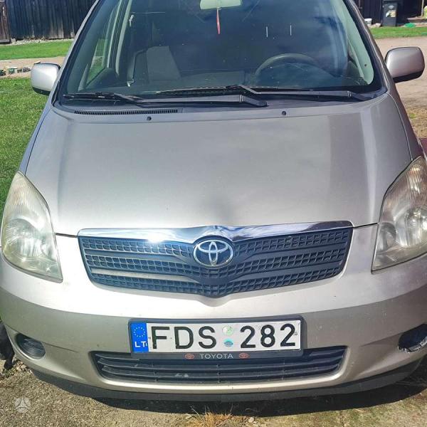 Grey Toyota Corolla Verso 2002 in Raseiniai, with an engine capacity of 2.00 L and mileage of 454 thousand km for 1100 €, photo 1 on AUTOMOTO.COM.LV