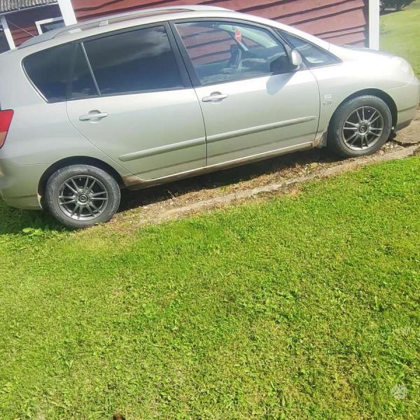 Grey Toyota Corolla Verso 2002 in Raseiniai, with an engine capacity of 2.00 L and mileage of 454 thousand km for 1100 €, photo 2 on AUTOMOTO.COM.LV