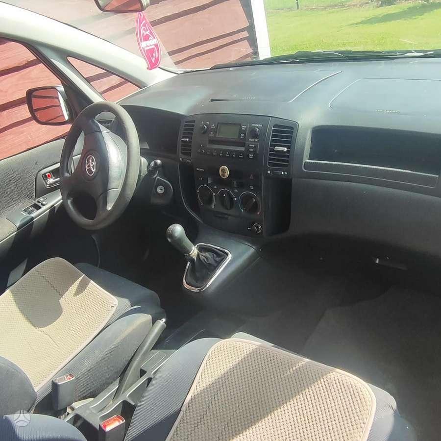 Grey Toyota Corolla Verso 2002 in Raseiniai, with an engine capacity of 2.00 L and mileage of 454 thousand km for 1100 €, photo 5 on AUTOMOTO.COM.LV