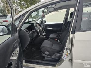 Pelēks Toyota Corolla Verso 2003 Radviliškis, ar dzinēja tilpumu 2.00 L un nobraukumu 312 tūkst. km par 1290 €, foto 15 vietnē AUTOMOTO.COM.LV