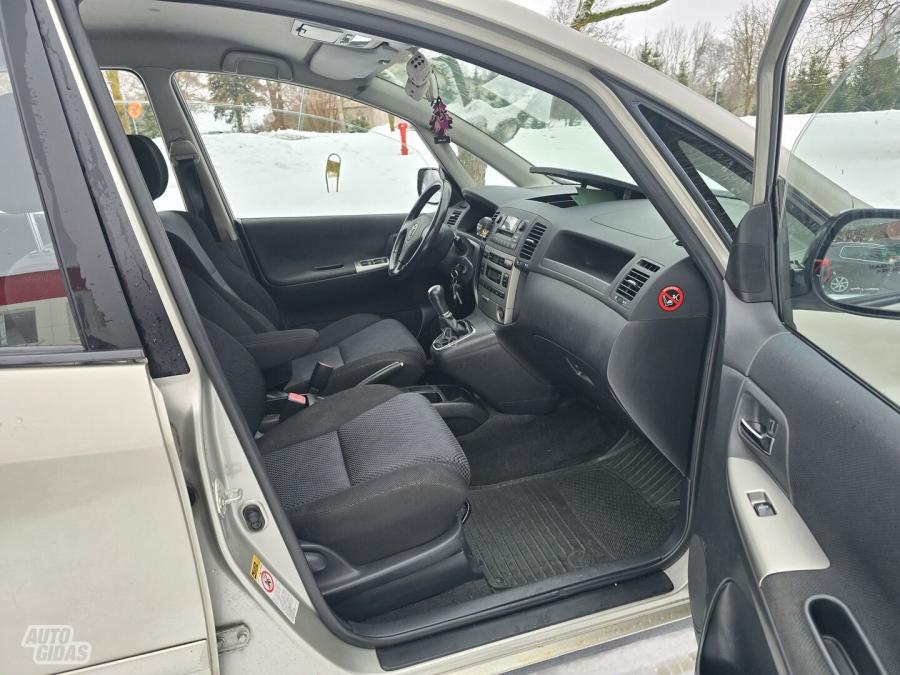 Pelēks Toyota Corolla Verso 2003 Radviliškis, ar dzinēja tilpumu 2.00 L un nobraukumu 312 tūkst. km par 1290 €, foto 16 vietnē AUTOMOTO.COM.LV