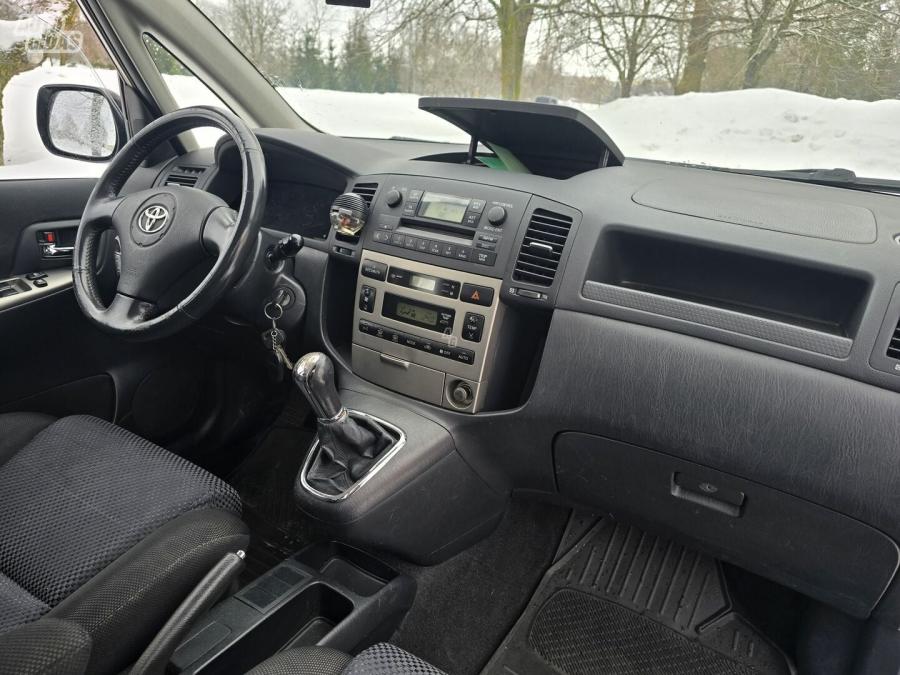 Pelēks Toyota Corolla Verso 2003 Radviliškis, ar dzinēja tilpumu 2.00 L un nobraukumu 312 tūkst. km par 1290 €, foto 18 vietnē AUTOMOTO.COM.LV