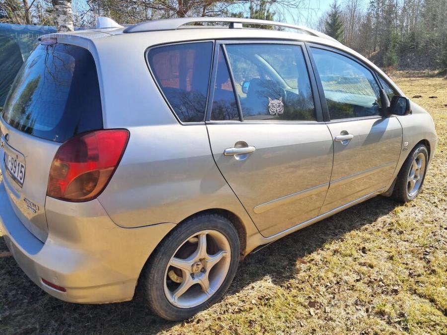 Pelēks Toyota Corolla Verso 2003 Ogre, ar dzinēja tilpumu 2.00 L un nobraukumu 330 tūkst. km par 650 €, foto 5 vietnē AUTOMOTO.COM.LV