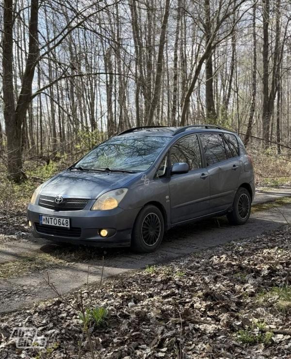 Pelēks Toyota Corolla Verso 2003 Vievis, ar dzinēja tilpumu 2.00 L un nobraukumu 340 tūkst. km par 450 €, foto 1 vietnē AUTOMOTO.COM.LV