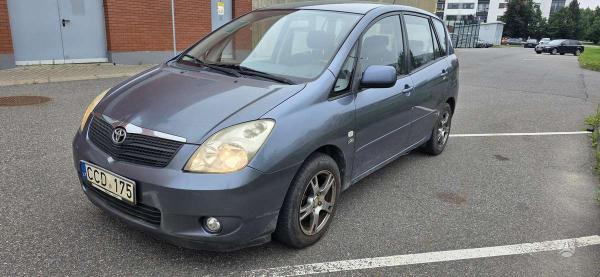 Pelēks Toyota Corolla Verso 2003 Viļņa, ar dzinēja tilpumu 2.00 L un nobraukumu 366 tūkst. km par 740 €, foto 1 vietnē AUTOMOTO.COM.LV