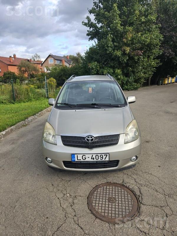 Pelēks Toyota Corolla Verso 2003 Rīga, ar dzinēja tilpumu 2.00 L un nobraukumu 241 tūkst. km par 2500 €, foto 1 vietnē AUTOMOTO.COM.LV