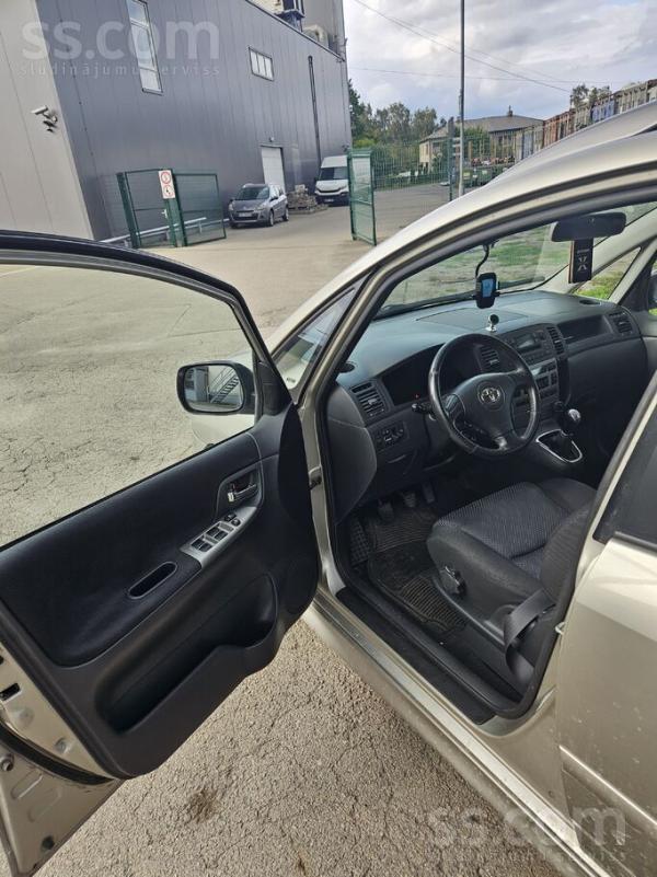 Pelēks Toyota Corolla Verso 2003 Rīga, ar dzinēja tilpumu 2.00 L un nobraukumu 241 tūkst. km par 2500 €, foto 5 vietnē AUTOMOTO.COM.LV