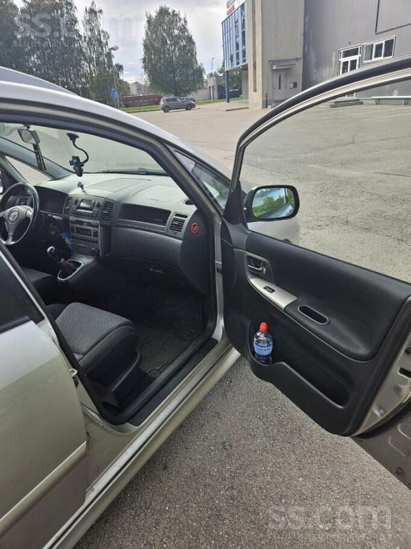 Pelēks Toyota Corolla Verso 2003 Rīga, ar dzinēja tilpumu 2.00 L un nobraukumu 241 tūkst. km par 2500 €, foto 6 vietnē AUTOMOTO.COM.LV