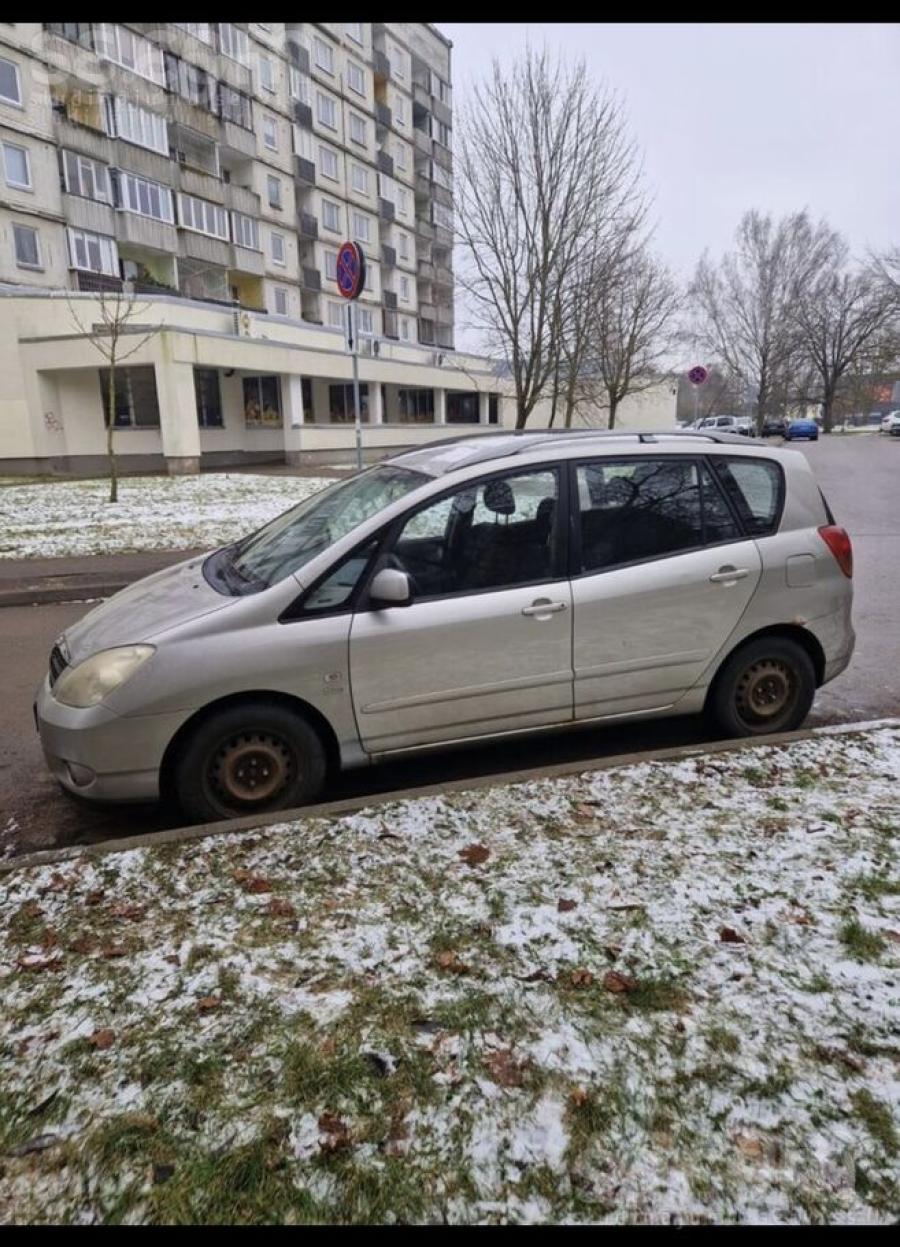 Grey Toyota Corolla Verso 2004 in Riga, with an engine capacity of 2.00 L and mileage of 463 thousand km for 590 €, photo 5 on AUTOMOTO.COM.LV