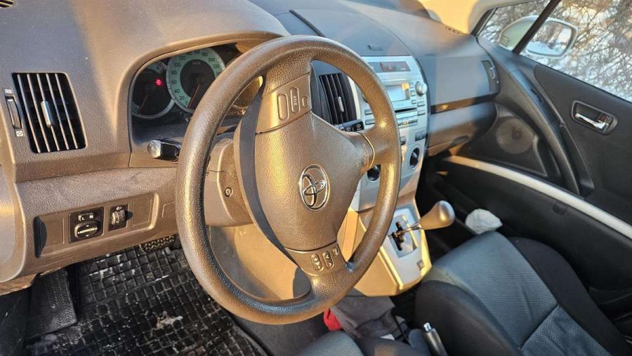 Pelēks Toyota Corolla Verso 2004 Kauņa, ar dzinēja tilpumu 1.79 L un nobraukumu 223 tūkst. km par 2700 €, foto 9 vietnē AUTOMOTO.COM.LV