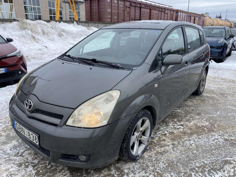Grey Toyota Corolla Verso 2004 in Vilnius, with an engine capacity of 2.00 L and mileage of 300 thousand km for 1500 €, photo 1 on AUTOMOTO.COM.LV