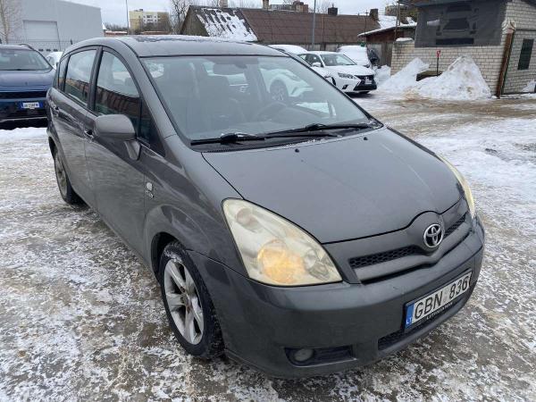 Grey Toyota Corolla Verso 2004 in Vilnius, with an engine capacity of 2.00 L and mileage of 300 thousand km for 1500 €, photo 2 on AUTOMOTO.COM.LV