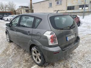 Pelēks Toyota Corolla Verso 2004 Viļņa, ar dzinēja tilpumu 2.00 L un nobraukumu 300 tūkst. km par 1500 €, foto 3 vietnē AUTOMOTO.COM.LV