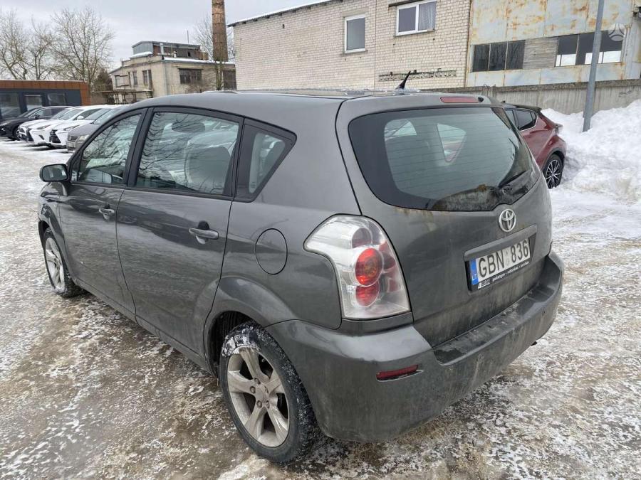 Pelēks Toyota Corolla Verso 2004 Viļņa, ar dzinēja tilpumu 2.00 L un nobraukumu 300 tūkst. km par 1500 €, foto 3 vietnē AUTOMOTO.COM.LV