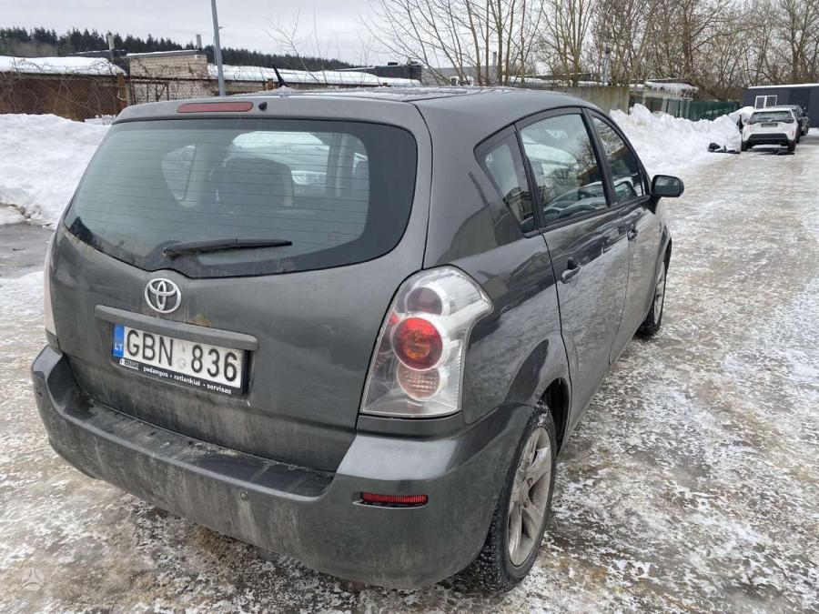 Pelēks Toyota Corolla Verso 2004 Viļņa, ar dzinēja tilpumu 2.00 L un nobraukumu 300 tūkst. km par 1500 €, foto 4 vietnē AUTOMOTO.COM.LV