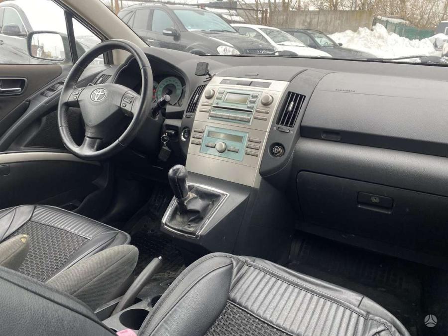 Pelēks Toyota Corolla Verso 2004 Viļņa, ar dzinēja tilpumu 2.00 L un nobraukumu 300 tūkst. km par 1500 €, foto 6 vietnē AUTOMOTO.COM.LV