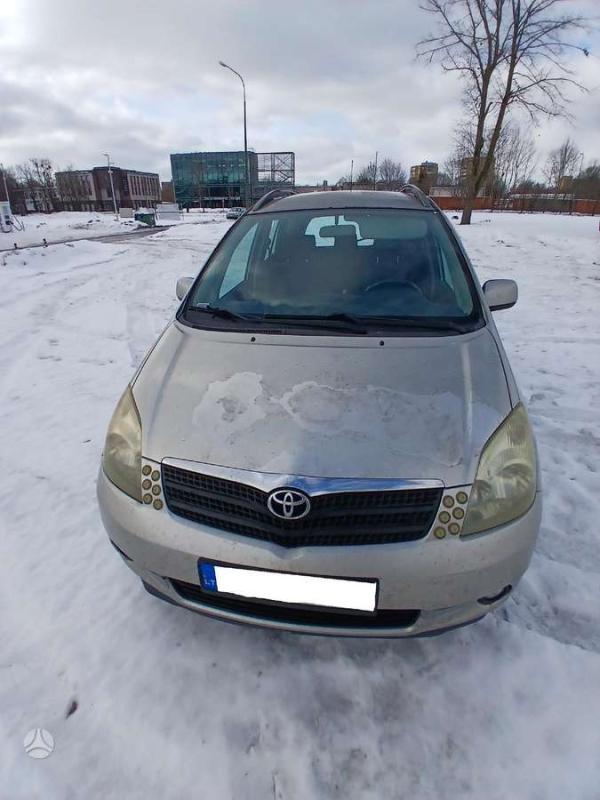 Pelēks Toyota Corolla Verso 2004 Kauņa, ar dzinēja tilpumu 2.00 L un nobraukumu 444 tūkst. km par 750 €, foto 1 vietnē AUTOMOTO.COM.LV