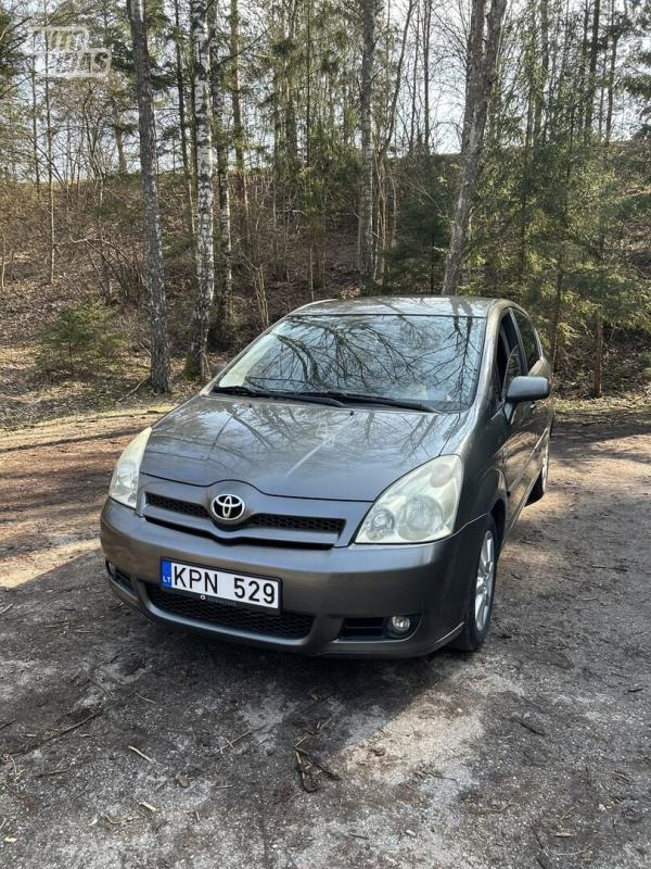 Pelēks Toyota Corolla Verso 2004 Alīta, ar dzinēja tilpumu 2.00 L un nobraukumu 320 tūkst. km par 1640 €, foto 1 vietnē AUTOMOTO.COM.LV
