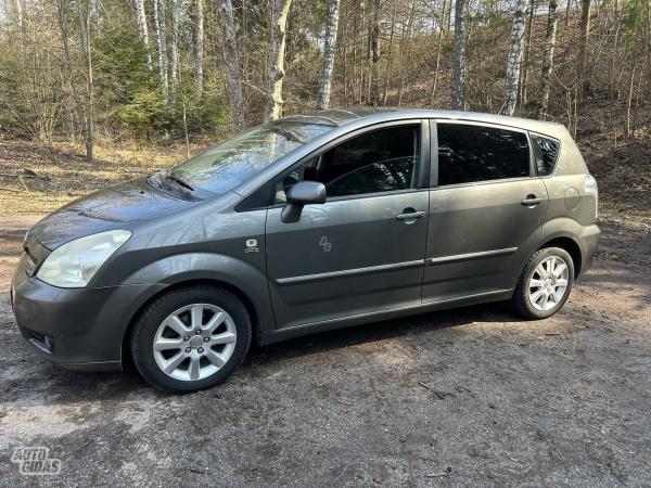 Pelēks Toyota Corolla Verso 2004 Alīta, ar dzinēja tilpumu 2.00 L un nobraukumu 320 tūkst. km par 1640 €, foto 2 vietnē AUTOMOTO.COM.LV