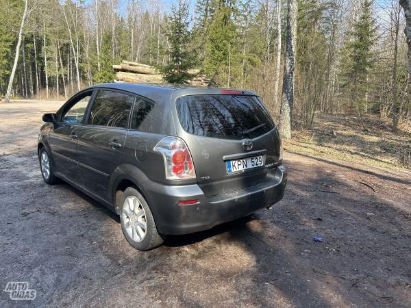 Pelēks Toyota Corolla Verso 2004 Alīta, ar dzinēja tilpumu 2.00 L un nobraukumu 320 tūkst. km par 1640 €, foto 3 vietnē AUTOMOTO.COM.LV
