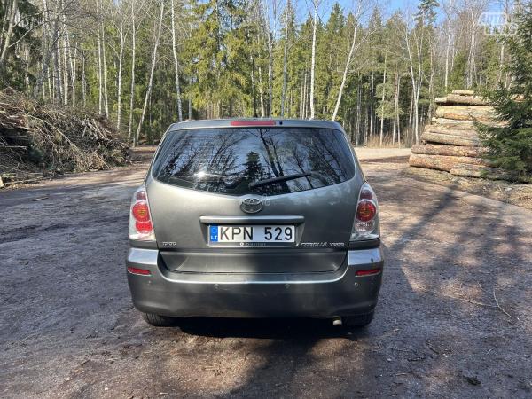 Pelēks Toyota Corolla Verso 2004 Alīta, ar dzinēja tilpumu 2.00 L un nobraukumu 320 tūkst. km par 1640 €, foto 4 vietnē AUTOMOTO.COM.LV