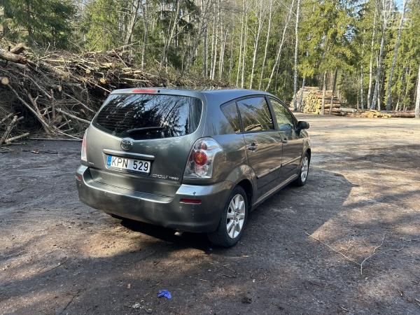 Pelēks Toyota Corolla Verso 2004 Alīta, ar dzinēja tilpumu 2.00 L un nobraukumu 320 tūkst. km par 1640 €, foto 5 vietnē AUTOMOTO.COM.LV