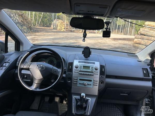 Pelēks Toyota Corolla Verso 2004 Alīta, ar dzinēja tilpumu 2.00 L un nobraukumu 320 tūkst. km par 1640 €, foto 8 vietnē AUTOMOTO.COM.LV