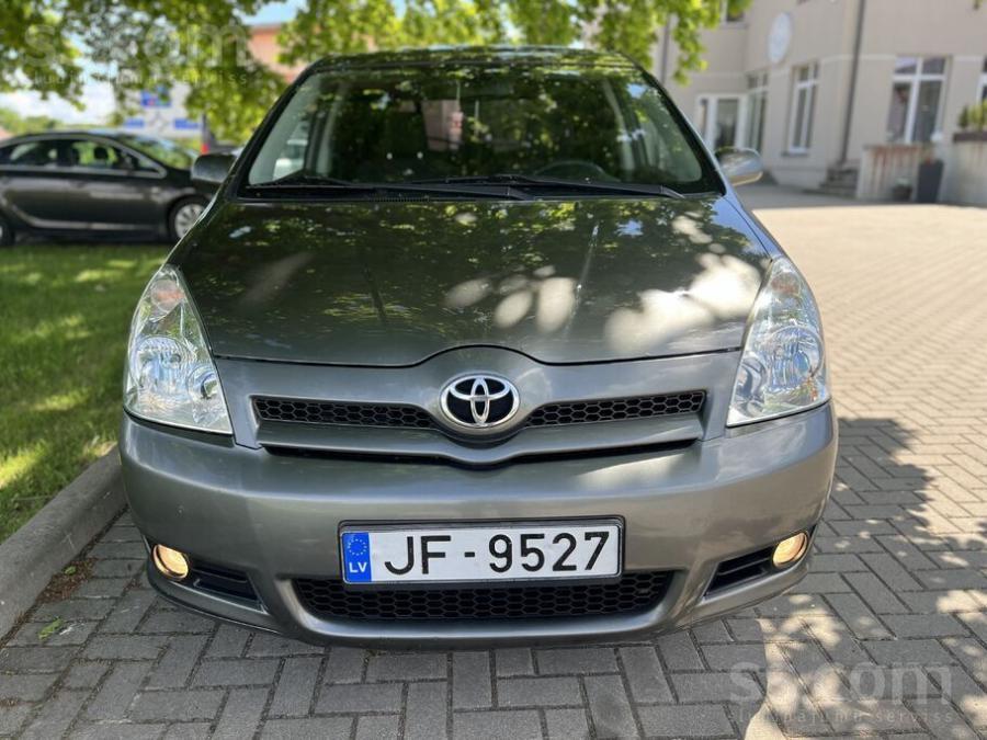 Pelēks Toyota Corolla Verso 2004 Rēzekne, ar dzinēja tilpumu 2.00 L un nobraukumu 380 tūkst. km par 2150 €, foto 1 vietnē AUTOMOTO.COM.LV