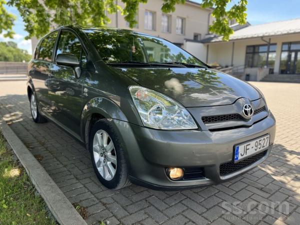 Pelēks Toyota Corolla Verso 2004 Rēzekne, ar dzinēja tilpumu 2.00 L un nobraukumu 380 tūkst. km par 2150 €, foto 3 vietnē AUTOMOTO.COM.LV