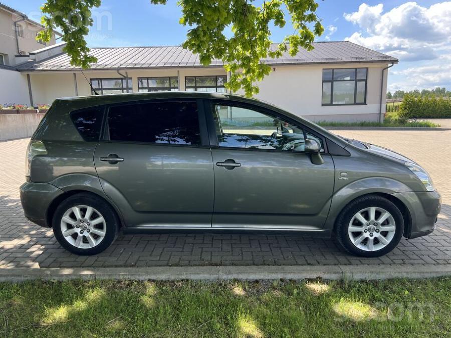Pelēks Toyota Corolla Verso 2004 Rēzekne, ar dzinēja tilpumu 2.00 L un nobraukumu 380 tūkst. km par 2150 €, foto 5 vietnē AUTOMOTO.COM.LV