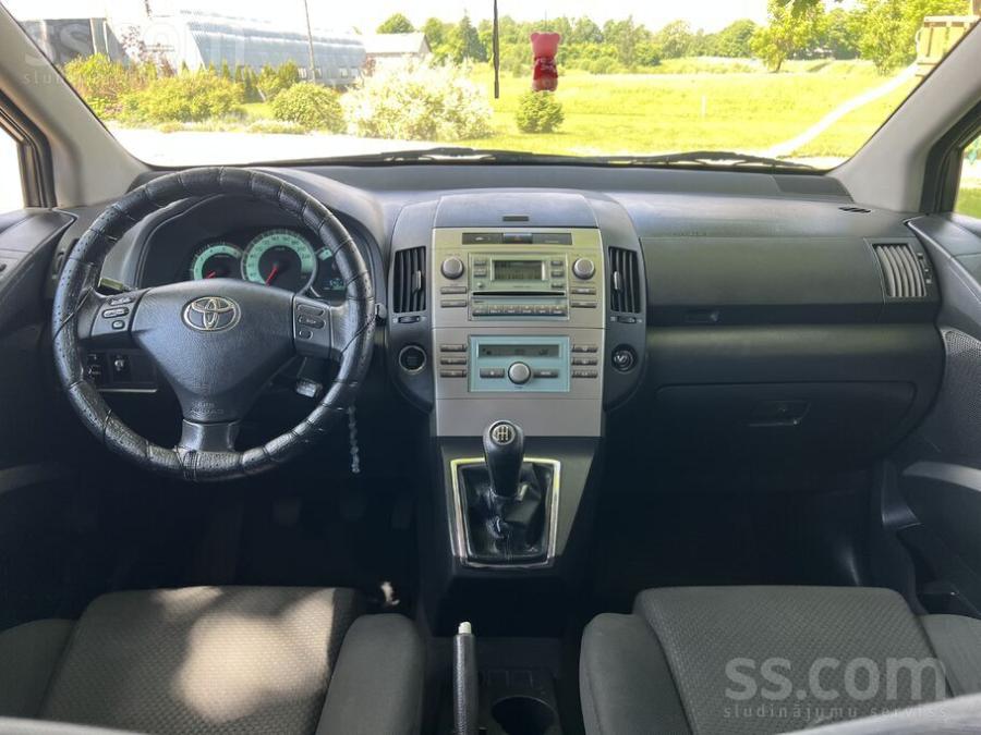 Pelēks Toyota Corolla Verso 2004 Rēzekne, ar dzinēja tilpumu 2.00 L un nobraukumu 380 tūkst. km par 2150 €, foto 16 vietnē AUTOMOTO.COM.LV