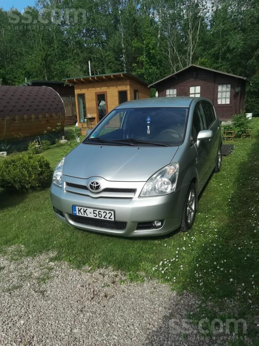 Pelēks Toyota Corolla Verso 2004 Krāslava, ar dzinēja tilpumu 2.00 L un nobraukumu 325 tūkst. km par 1850 €, foto 1 vietnē AUTOMOTO.COM.LV