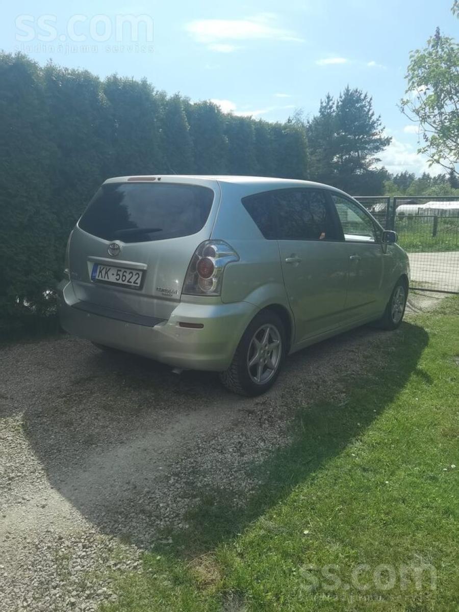 Pelēks Toyota Corolla Verso 2004 Krāslava, ar dzinēja tilpumu 2.00 L un nobraukumu 325 tūkst. km par 1850 €, foto 4 vietnē AUTOMOTO.COM.LV