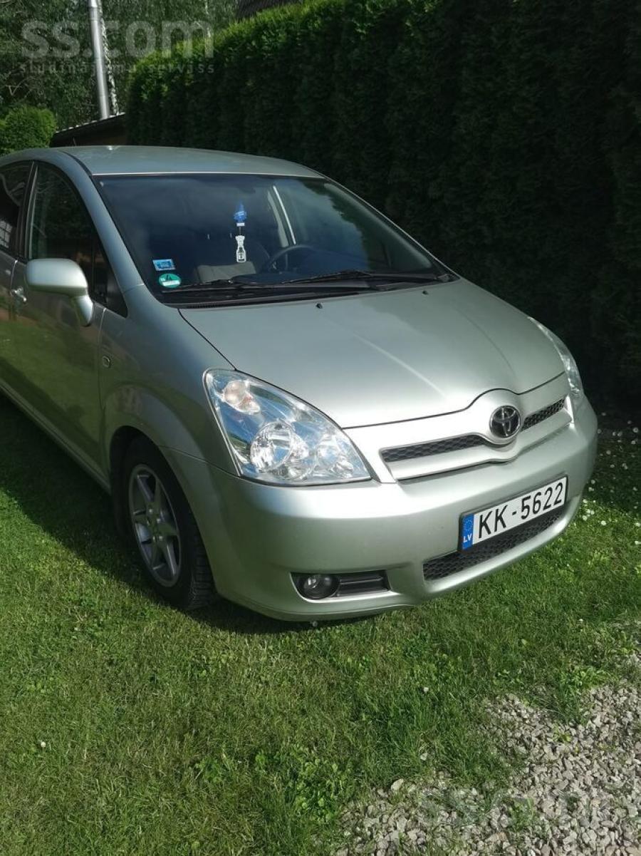 Pelēks Toyota Corolla Verso 2004 Krāslava, ar dzinēja tilpumu 2.00 L un nobraukumu 325 tūkst. km par 1850 €, foto 5 vietnē AUTOMOTO.COM.LV