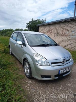 Grey Toyota Corolla Verso 2004 in Preili, with an engine capacity of 2.00 L and mileage of 440 thousand km for 450 €, photo 1 on AUTOMOTO.COM.LV