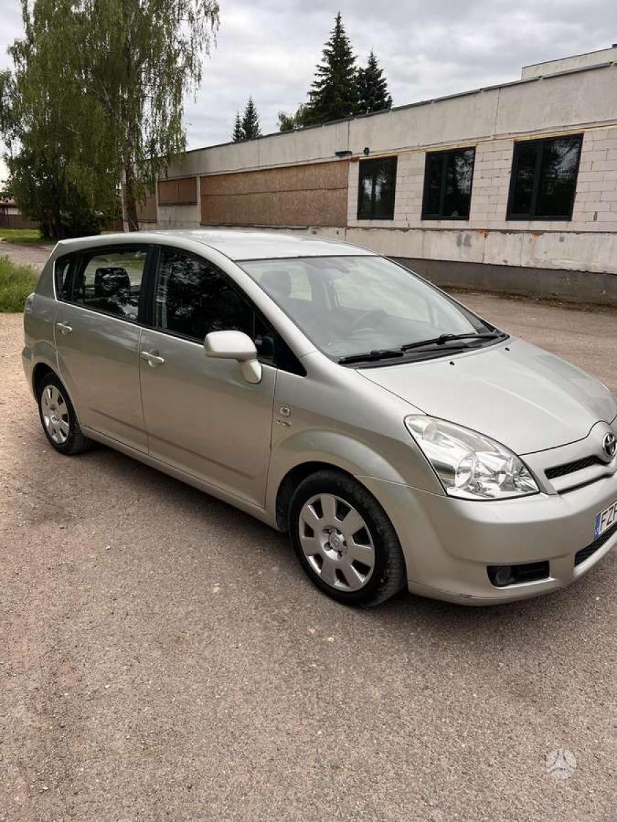 Pelēks Toyota Corolla Verso 2004 Panevēža, ar dzinēja tilpumu 2.00 L un nobraukumu 240 tūkst. km par 1500 €, foto 3 vietnē AUTOMOTO.COM.LV