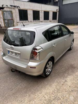 Pelēks Toyota Corolla Verso 2004 Panevēža, ar dzinēja tilpumu 2.00 L un nobraukumu 240 tūkst. km par 1500 €, foto 4 vietnē AUTOMOTO.COM.LV