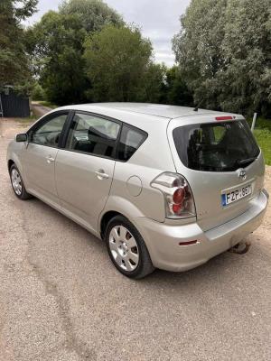 Pelēks Toyota Corolla Verso 2004 Panevēža, ar dzinēja tilpumu 2.00 L un nobraukumu 240 tūkst. km par 1500 €, foto 5 vietnē AUTOMOTO.COM.LV