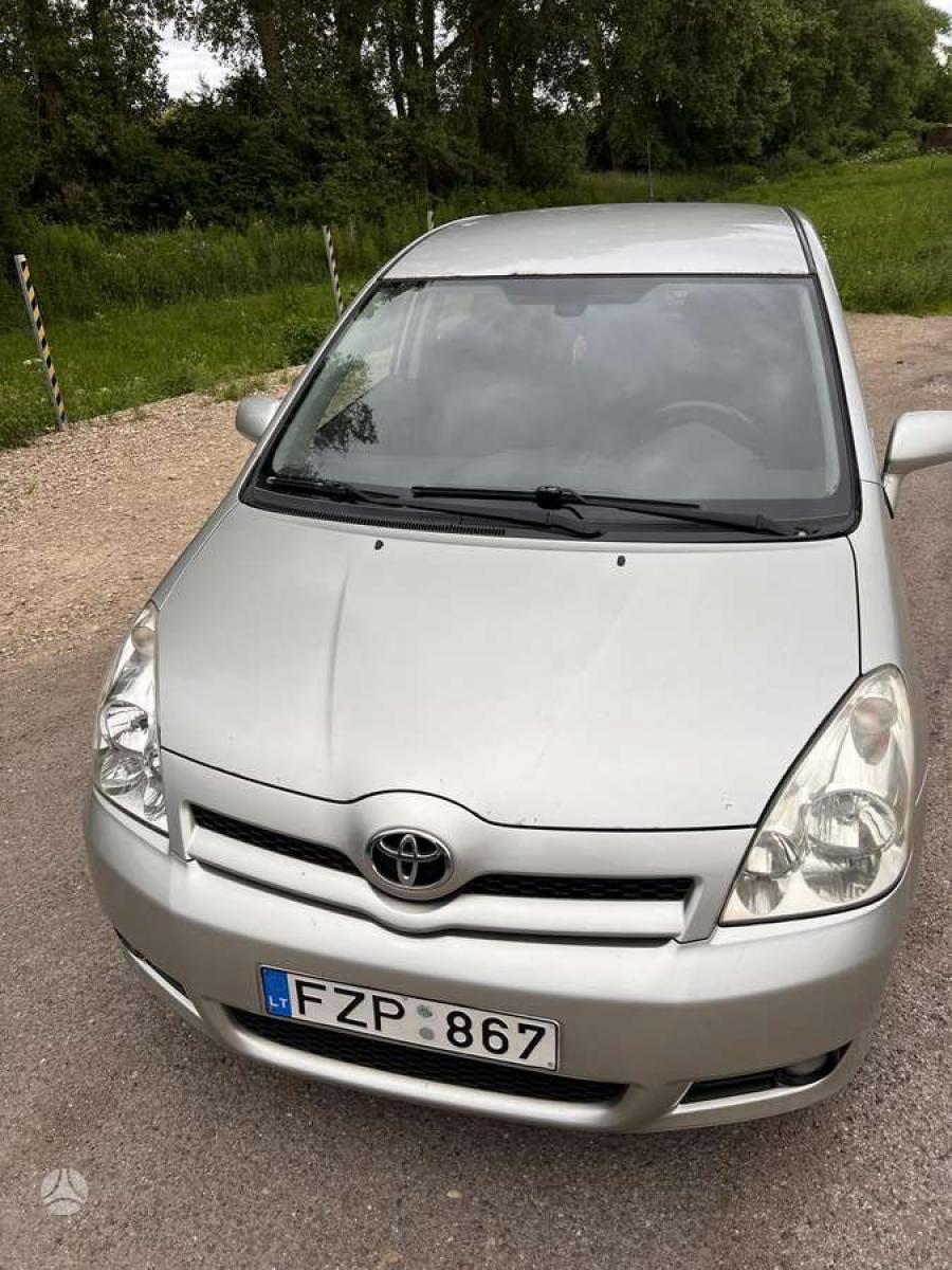 Pelēks Toyota Corolla Verso 2004 Panevēža, ar dzinēja tilpumu 2.00 L un nobraukumu 240 tūkst. km par 1500 €, foto 6 vietnē AUTOMOTO.COM.LV