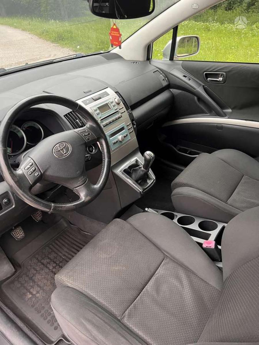Pelēks Toyota Corolla Verso 2004 Panevēža, ar dzinēja tilpumu 2.00 L un nobraukumu 240 tūkst. km par 1500 €, foto 9 vietnē AUTOMOTO.COM.LV