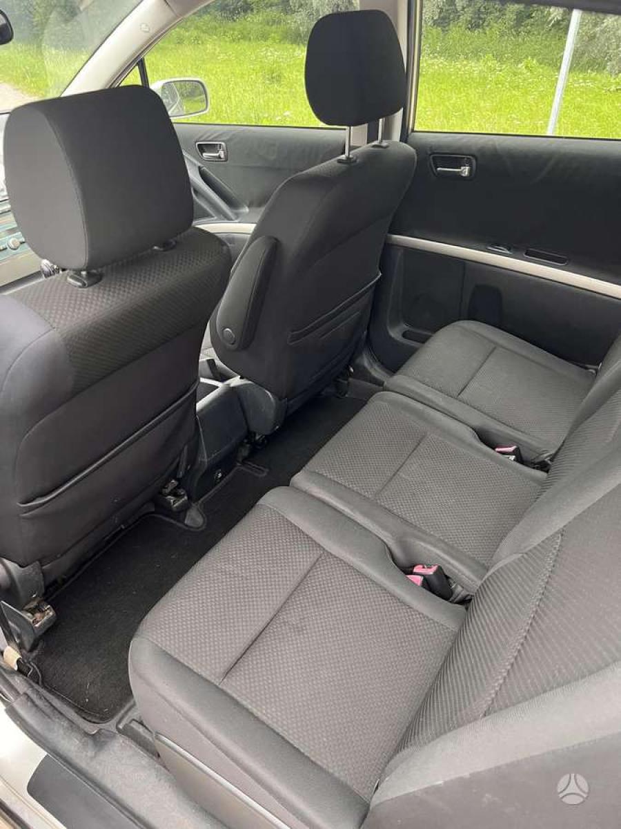 Pelēks Toyota Corolla Verso 2004 Panevēža, ar dzinēja tilpumu 2.00 L un nobraukumu 240 tūkst. km par 1500 €, foto 10 vietnē AUTOMOTO.COM.LV