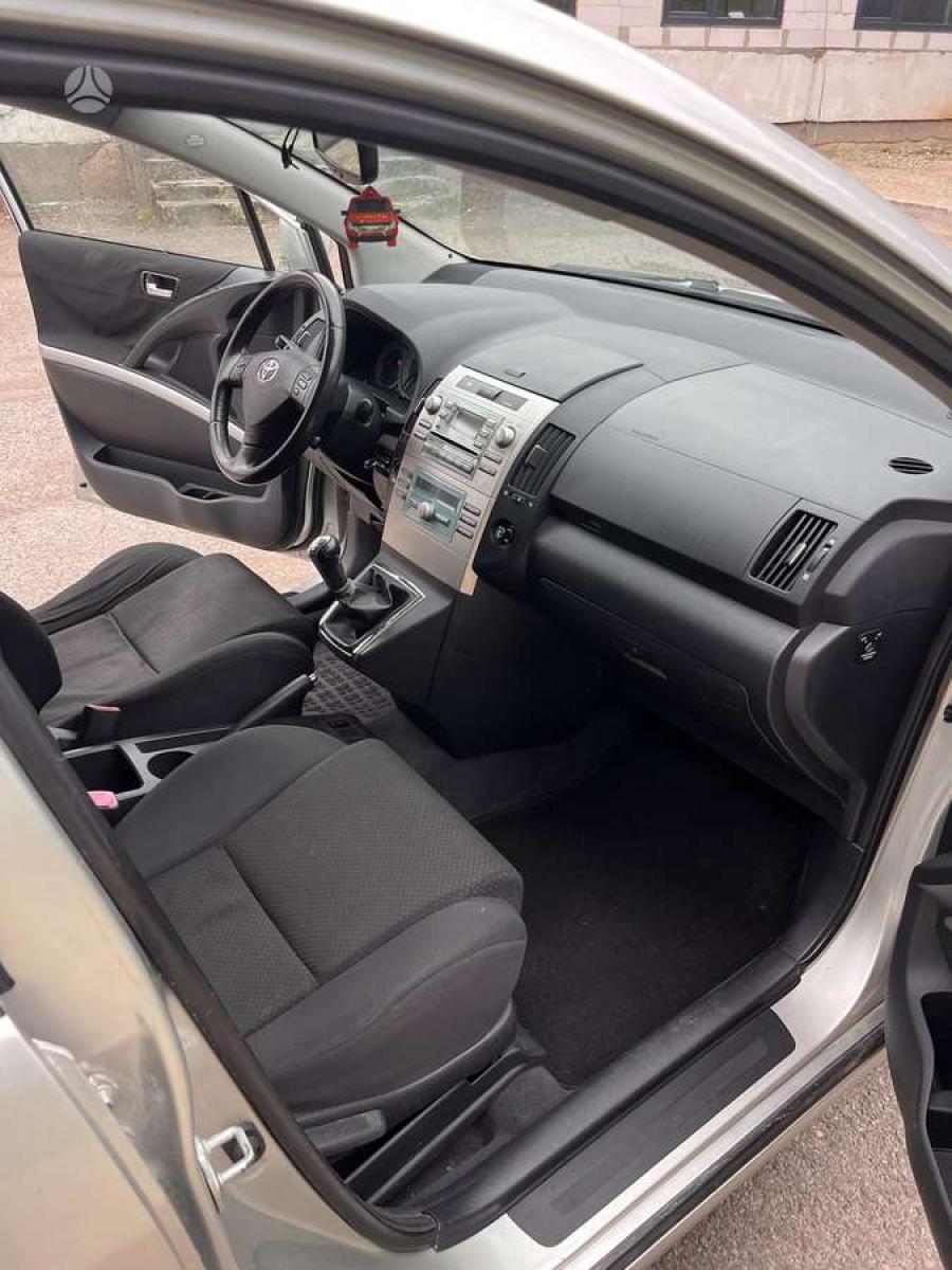Pelēks Toyota Corolla Verso 2004 Panevēža, ar dzinēja tilpumu 2.00 L un nobraukumu 240 tūkst. km par 1500 €, foto 12 vietnē AUTOMOTO.COM.LV
